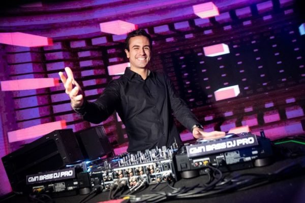 Isadora Mendonça celebra os 17 anos com show do DJ Pedro Sampaio