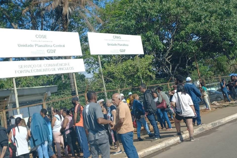 Vídeo. Mulher passa mal em fila do CRAS por horas de espera | Metrópoles