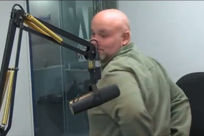 Vídeo: apresentador faz cocô nas calças ao vivo após crise de riso ...