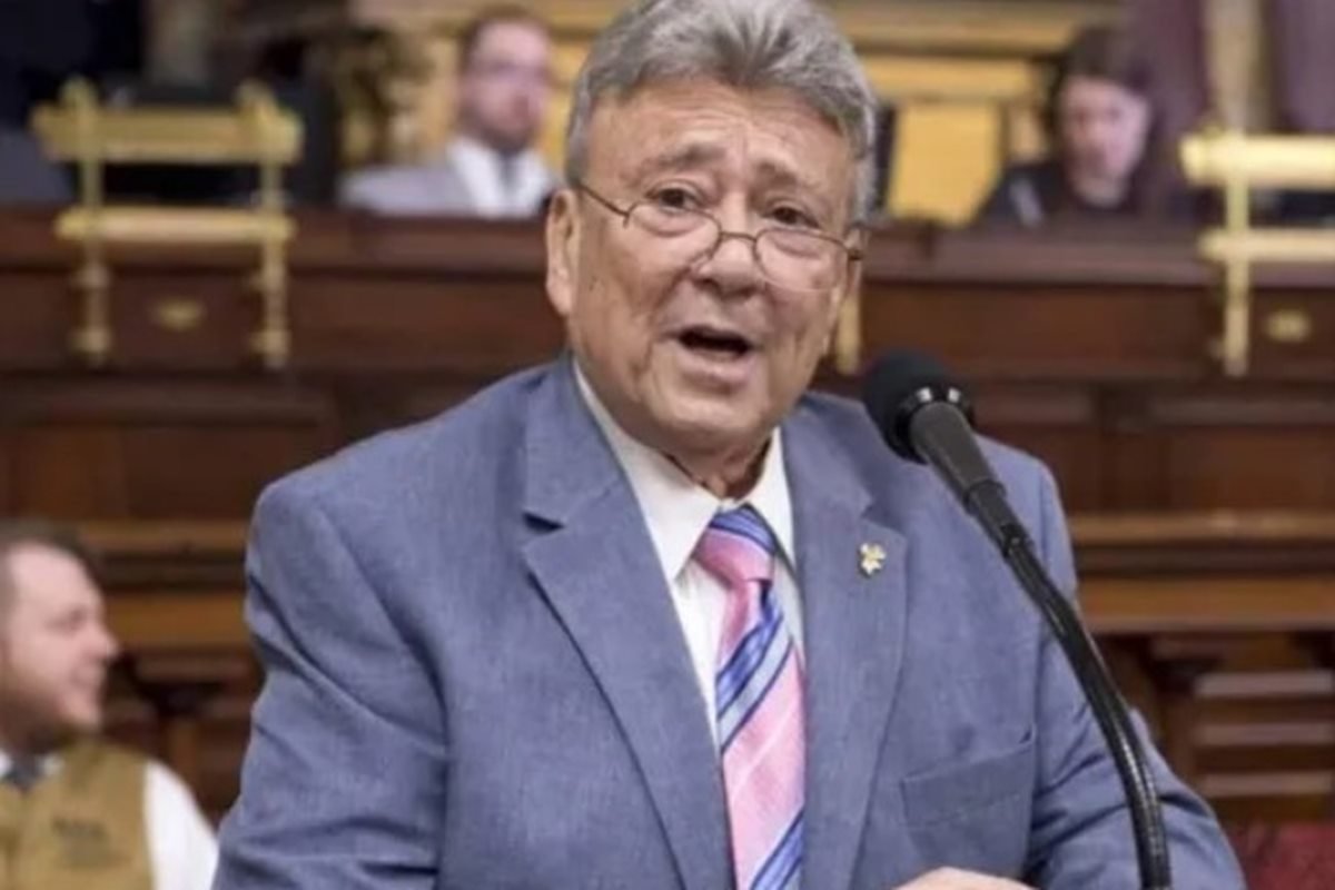 Deputado é reeleito nos Estados Unidos, mas morreu há 1 mês | Metrópoles