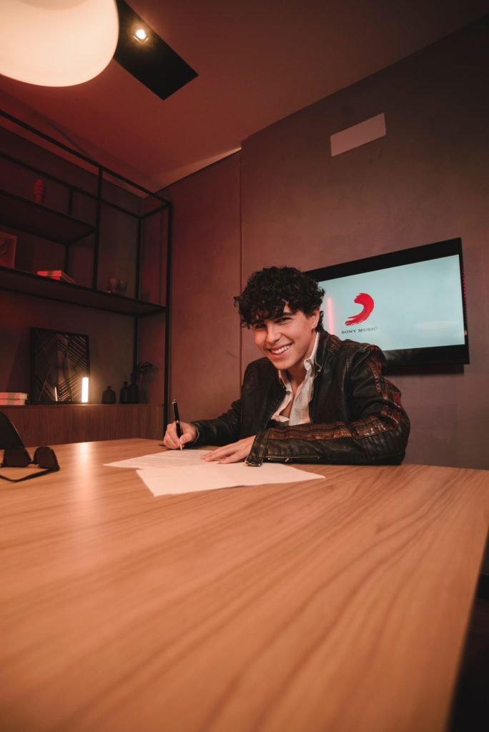 Igor Jansen assina com gravadora e dá o pontapé na carreira de cantor ...