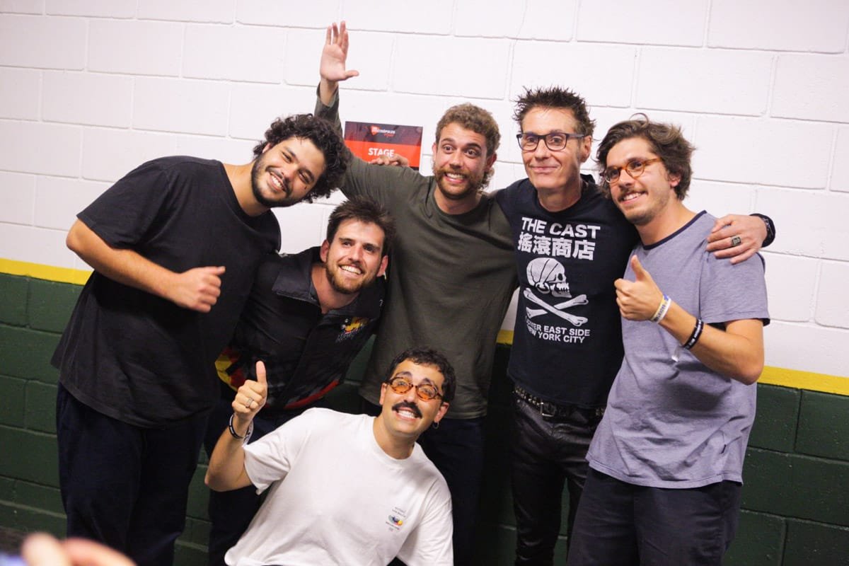 Dinho deseja sorte à carreira do Jovem Dionísio em show do The Killers ...