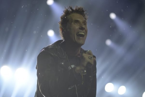 Dinho se emociona durante megashow do The Killers: “O que foi aquilo ...