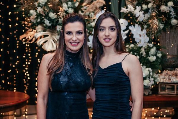 Talento da natação, Ágatha Amaral festeja 15 anos com festa badalada ...