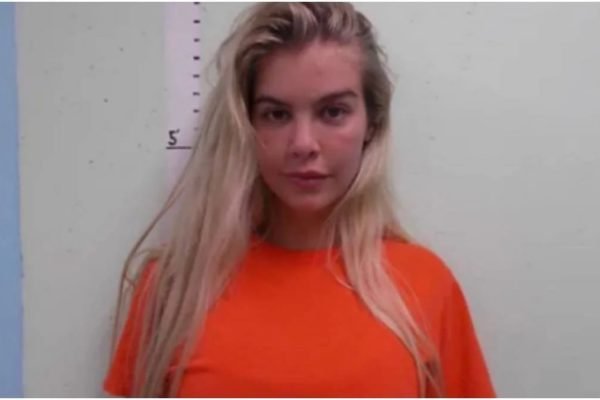 Influenciadora Kate A Luz é levada para a prisão em BH | Metrópoles