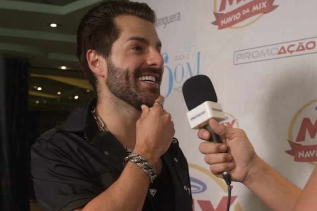 Leo Santana, dono do hit do Carnaval, agita folia no Rio de Janeiro ...