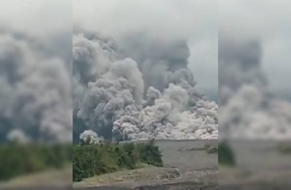 Vídeos: Vulcão entra em erupção na Indonésia e deixa população em ...