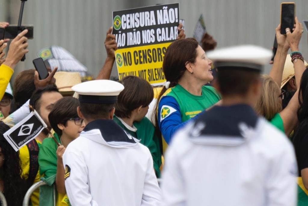 Vídeo: bolsonaristas fazem protesto e lotam pista em frente ao Planalto ...