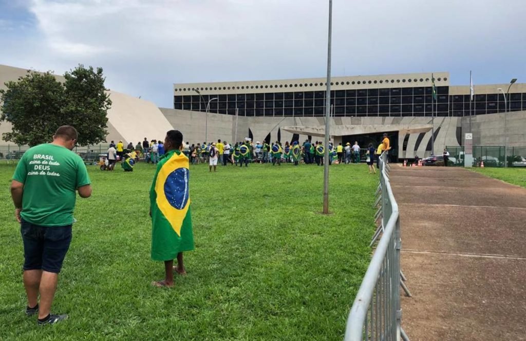 Bolsonaristas protestam em frente ao STJ: “Bolsonaro, cadê você ...