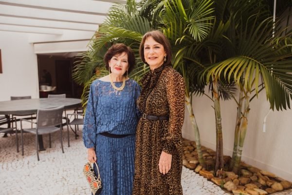 Valeska Tonet Camargo recebe convidados para happy hour natalino ...