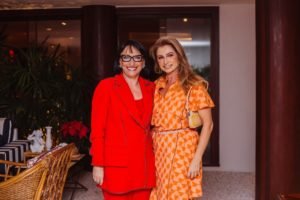 Valeska Tonet Camargo recebe convidados para happy hour natalino ...