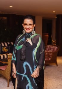 Valeska Tonet Camargo recebe convidados para happy hour natalino ...