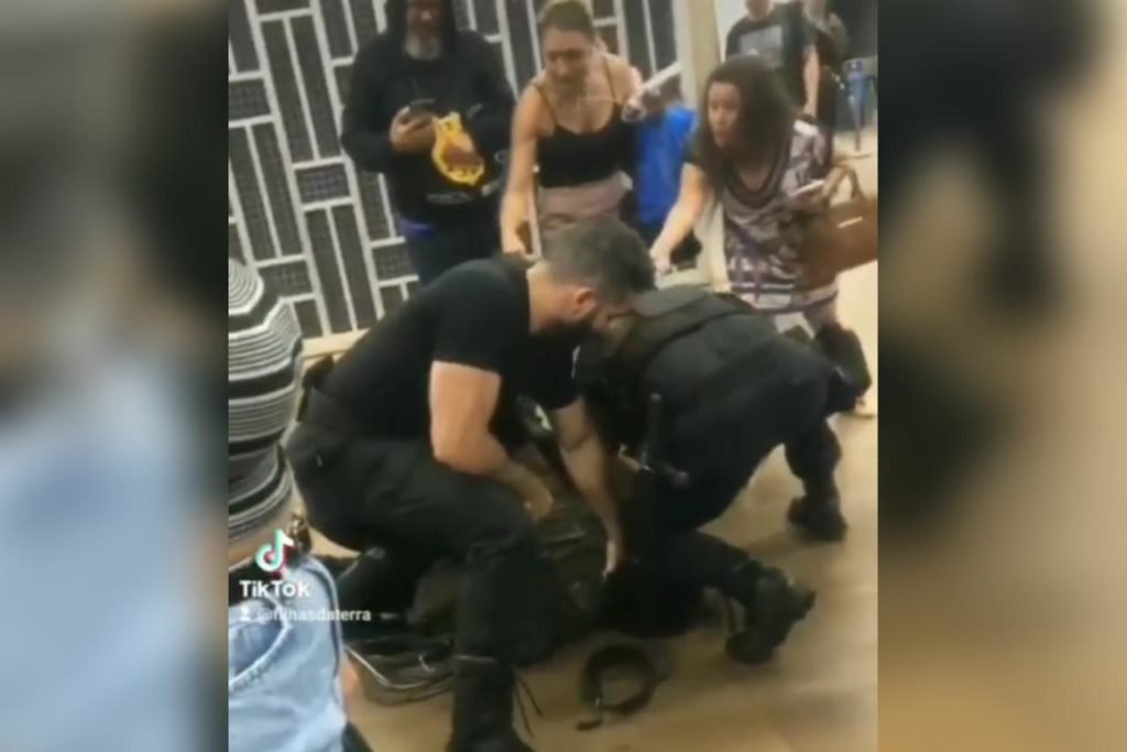 Homem negro é jogado ao chão e imobilizado no metrô: “Vai machucar ele” | Metrópoles