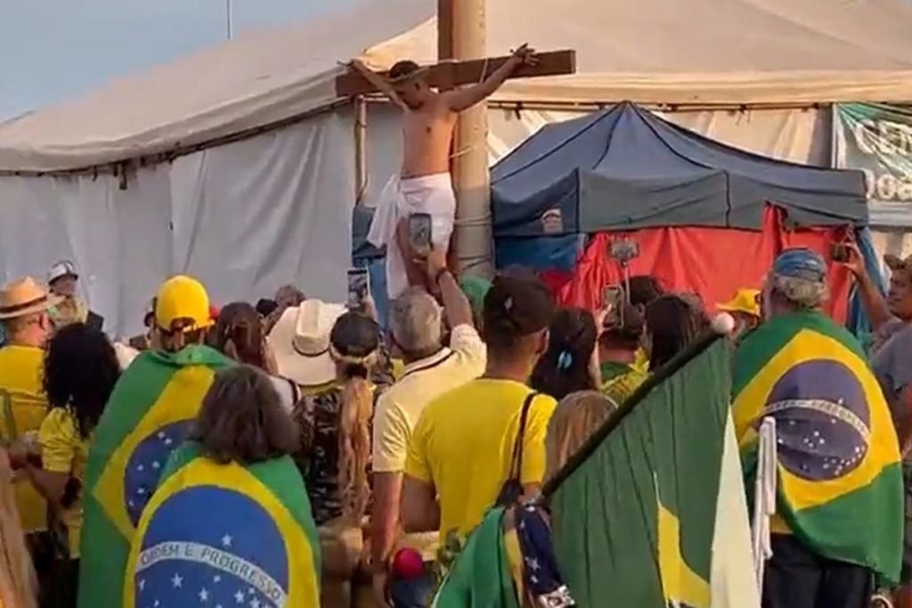 Vídeo: bolsonaristas encenam crucificação de Jesus no QG de Brasília ...