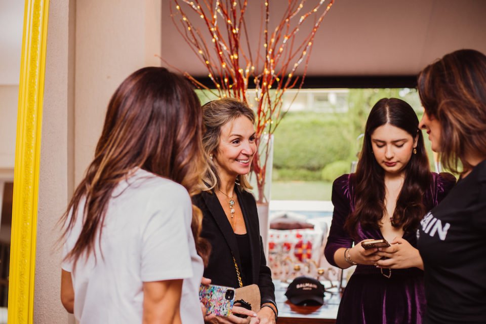 Ana Luiza Favato e Karina Curi recebem em tarde de compras no Lago Sul