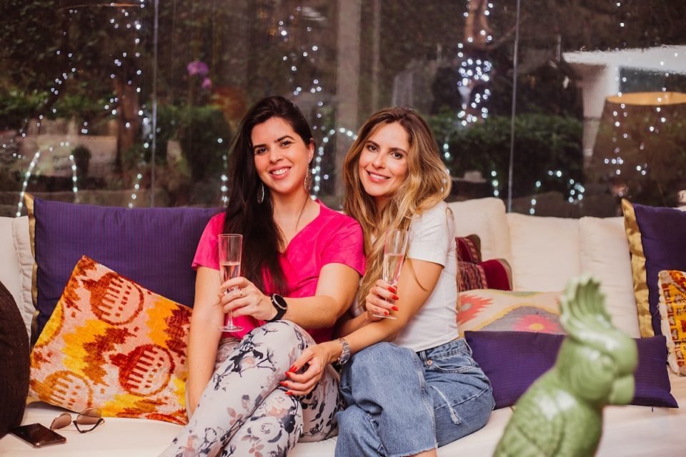 Ana Luiza Favato e Karina Curi recebem em tarde de compras no Lago Sul