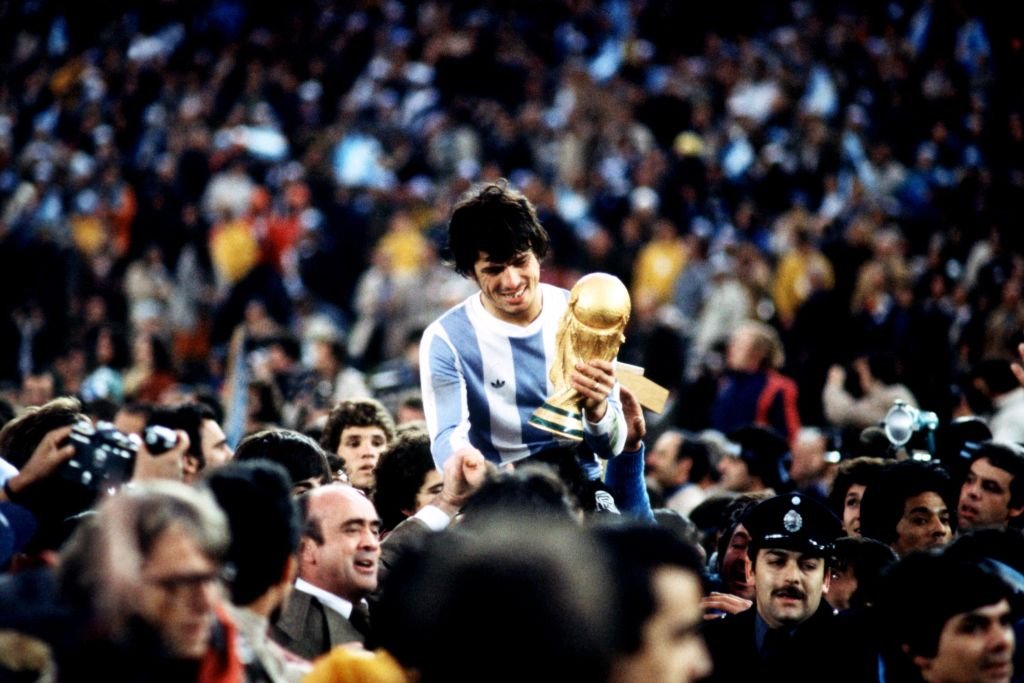 Messi é carregado com taça da Copa e pose argentina vira tradição ...