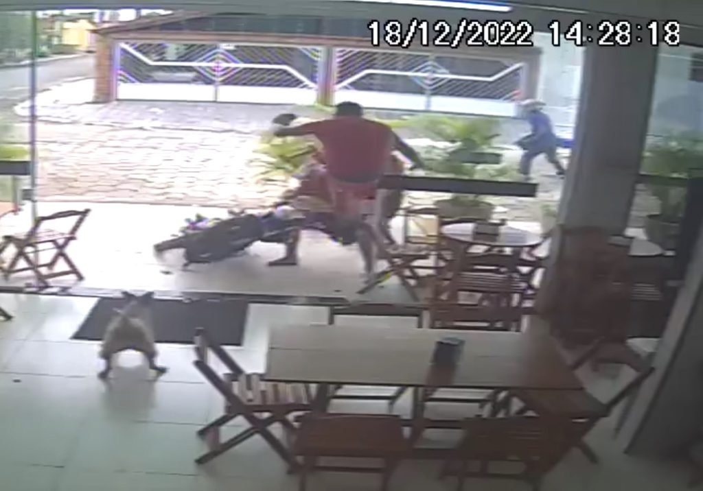 Vídeo: bandido leva cadeiradas e voadora em assalto no litoral de SP | Metrópoles