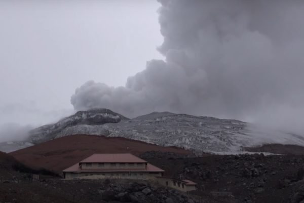 Vulcão Cotopaxi apresenta atividade sísmica e expele nuvem de cinzas ...