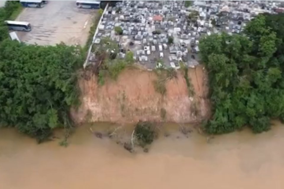 Túmulos ficam à beira de precipício após chuvas no ES; veja vídeo ...