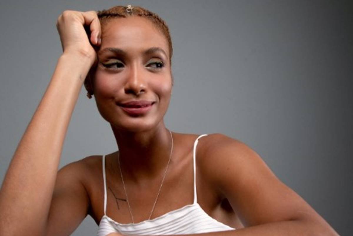 Apresentadora chama esposas de jogadores de troféus e causa revolta ...