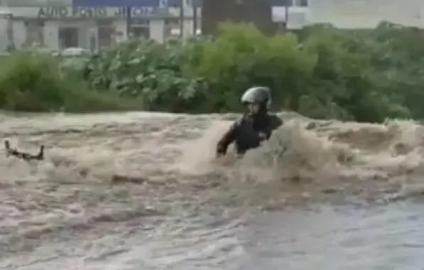 Vídeo: mulher tenta atravessar enxurrada de moto e é arrastada na BA ...