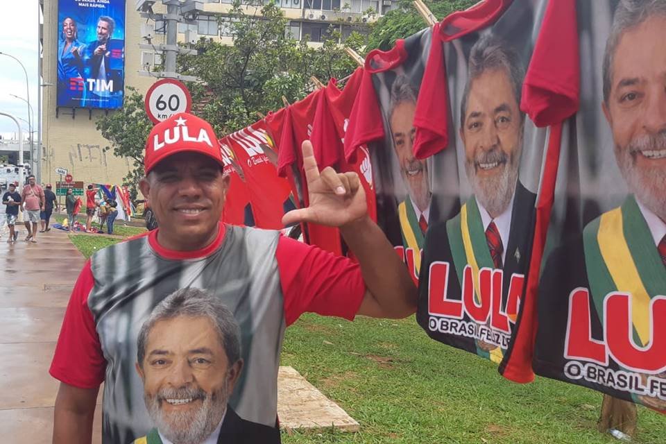 Kits com bandeira, bonés e camisetas de Lula chegam a R$ 150 no DF ...