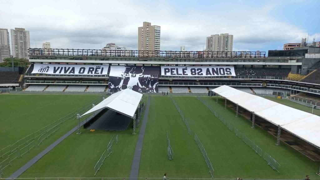 A despedida do Rei: corpo de Pelé chega à Vila Belmiro, em Santos ...