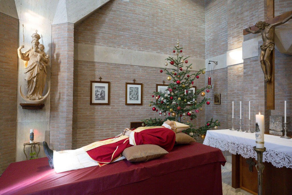 Vaticano divulga primeiras fotos do corpo de Bento XVI. Veja as imagens ...