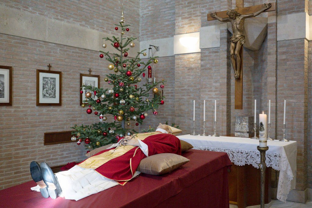 Vaticano divulga primeiras fotos do corpo de Bento XVI. Veja as imagens ...