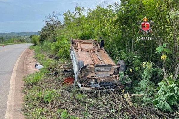 Idoso fica ferido e carro é destruído após capotamento. Veja imagens ...
