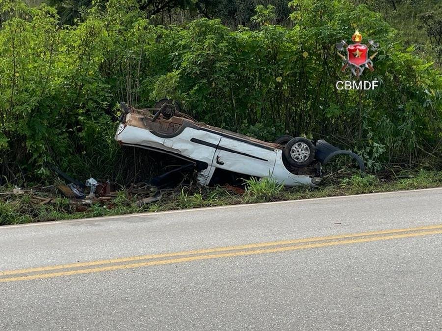 Idoso fica ferido e carro é destruído após capotamento. Veja imagens ...