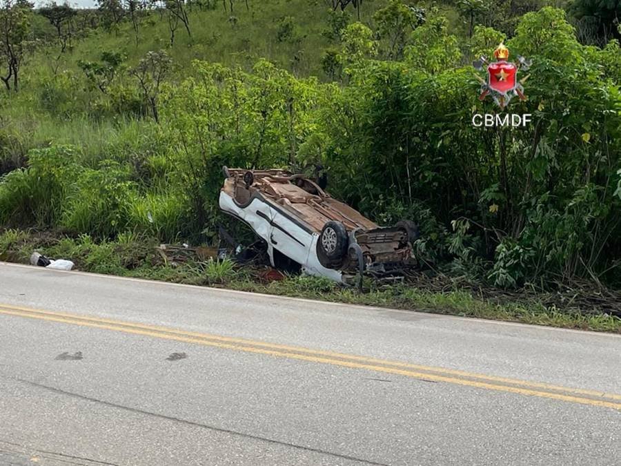 Idoso fica ferido e carro é destruído após capotamento. Veja imagens ...