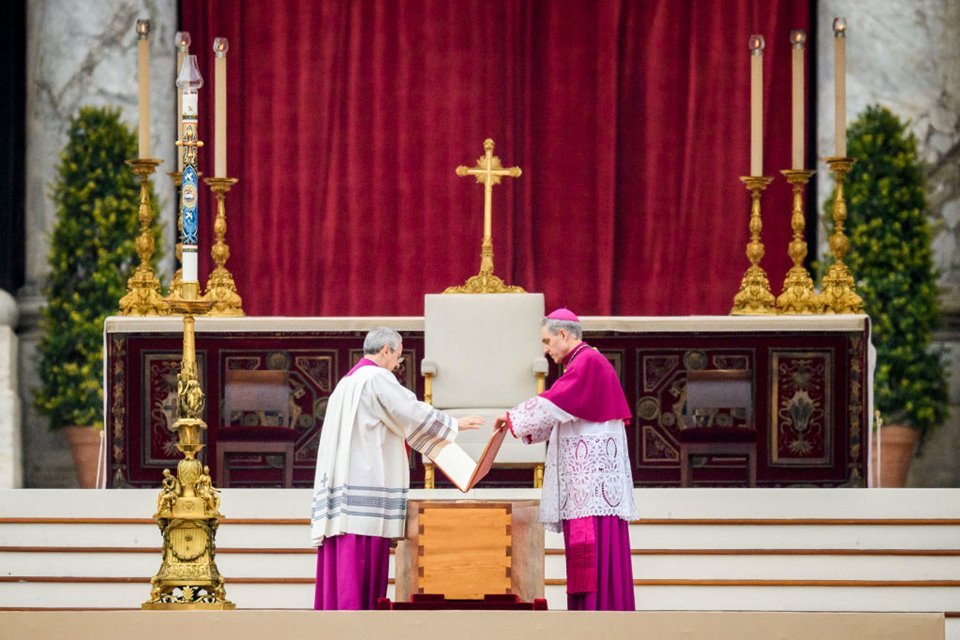 Funeral de Bento XVI, com 50 mil fiéis, teve pedido de santificação ...