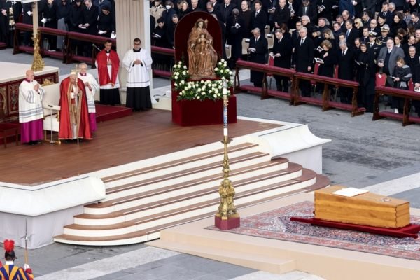Família real participa de imponente funeral do Papa Bento XVI | Metrópoles