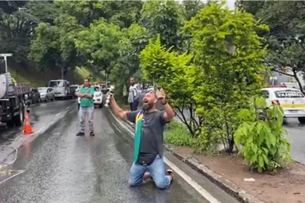 Vídeos: bolsonaristas choram ao serem retirados de acampamento em BH ...