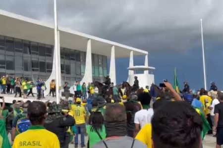 Vídeo. Bolsonaristas fazem cavalaria da PMDF recuar e agridem animais ...