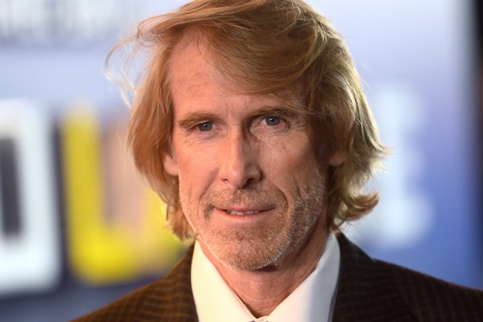 Michael Bay é processado por morte de pombo durante gravação de filme ...