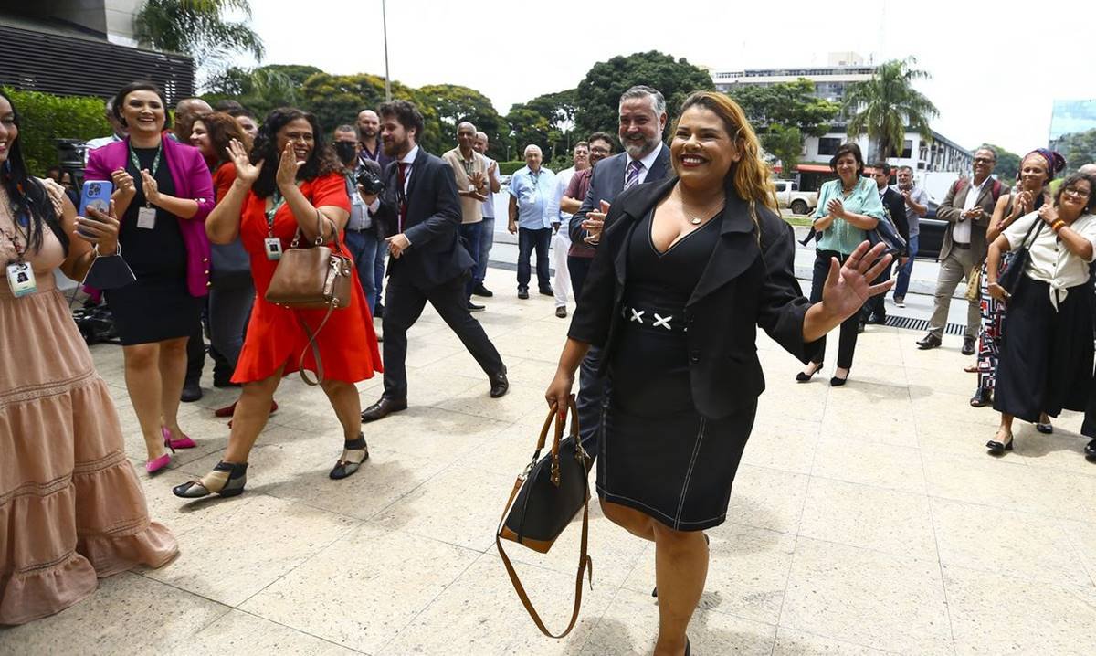 Jornalista Kariane Costa toma posse como nova presidente da EBC ...