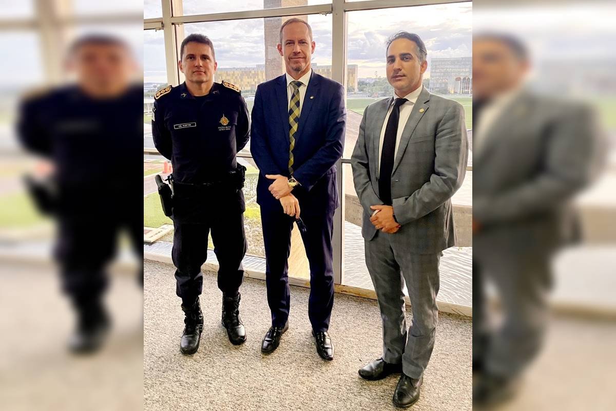 Interventor avalia medalhas e promoções a policiais feridos em atos ...