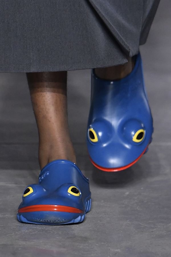 Calçado de sapo: entenda a relação com a família real britânica ...