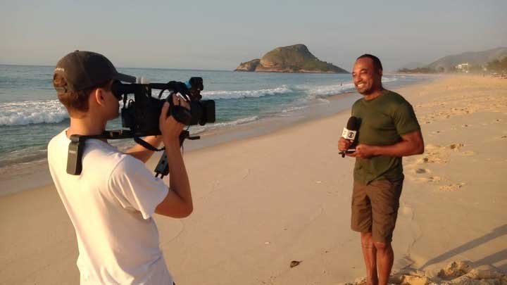 Vídeo: repórter abandona link para tomar banho de mar ao vivo | Metrópoles