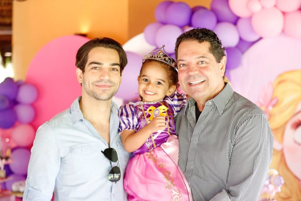 Mariana Jordão e Matheus Gomide festejam os 3 anos da pequena Olívia ...