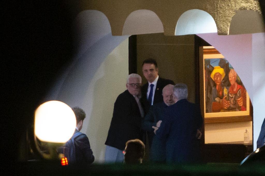 Lula visita Pacheco após PT oficializar apoio à presidência do Senado ...