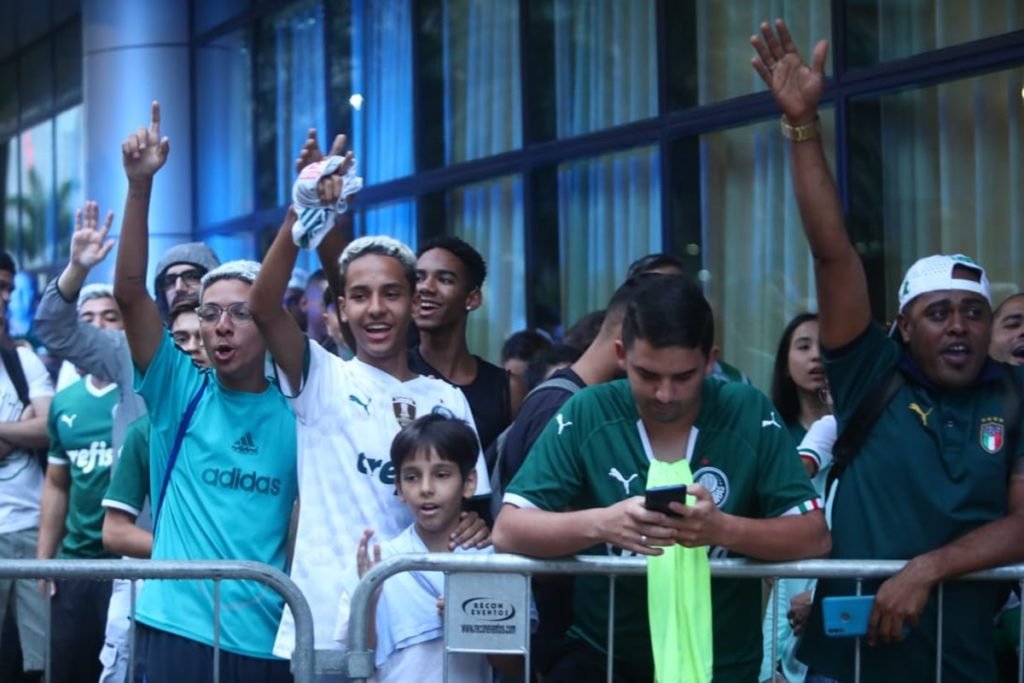 Torcida do Palmeiras recebe equipe antes do duelo contra o Flamengo ...