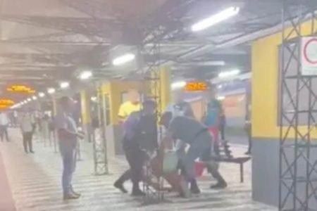 Vídeo: homem é espancado por vigilantes e desmaia em ponto de ônibus ...