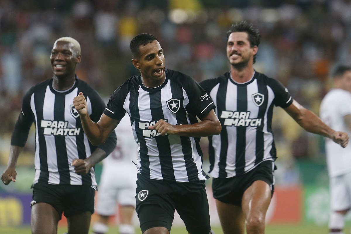Lucas Perri pega pênalti e Botafogo supera o Fluminense no Carioca ...