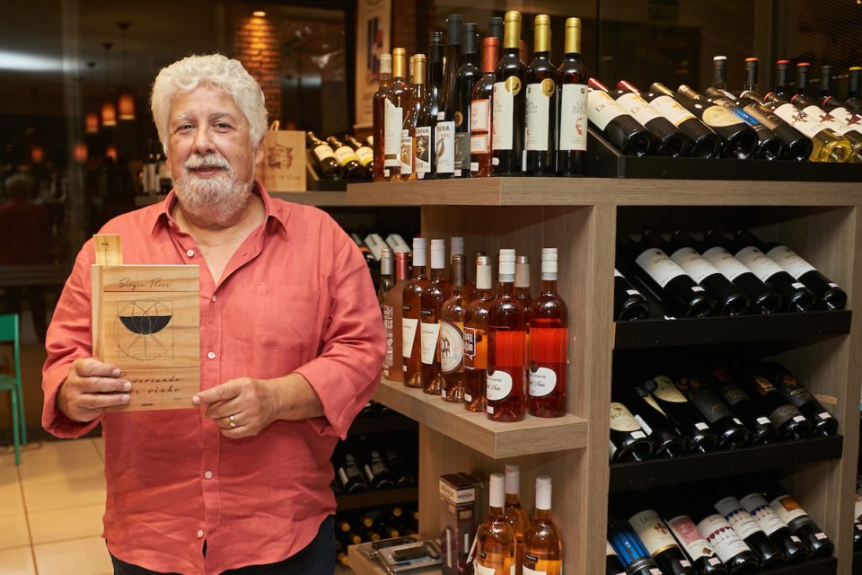 Em noite de autógrafos, Sérgio Pires lança livro sobre vinho | Metrópoles