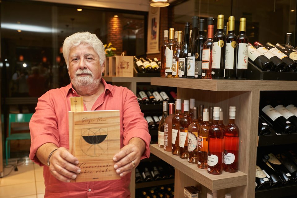 Em noite de autógrafos, Sérgio Pires lança livro sobre vinho | Metrópoles