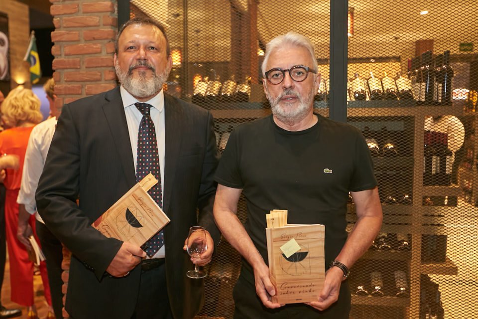 Em noite de autógrafos, Sérgio Pires lança livro sobre vinho | Metrópoles